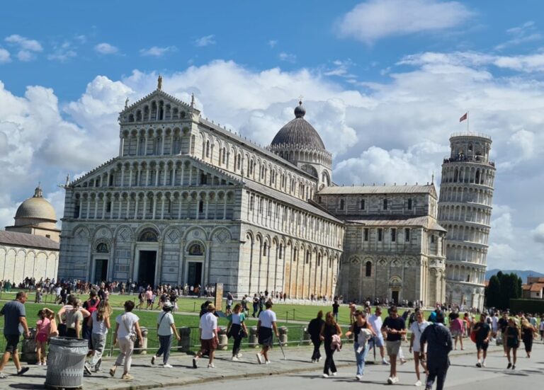 Pisan kallistunut torni - historian ja arkkitehtuurin ihme: opas ja ...